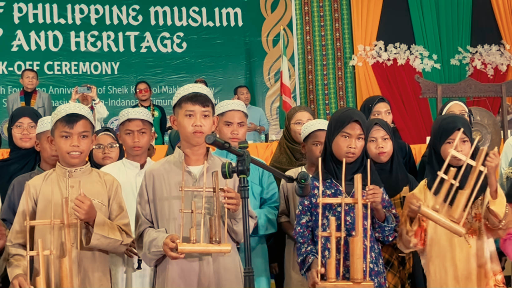 Volunteer Teachers and Sama Badjau Students Perform Simunul Hymn at ...
